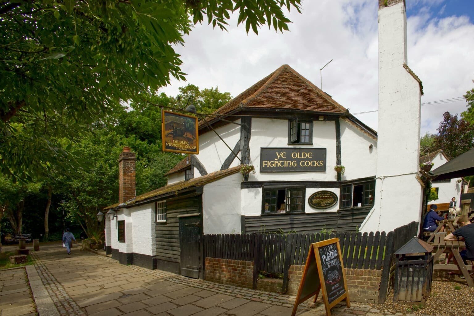 Exploring the UK’s Thriving Pub Culture - Go International